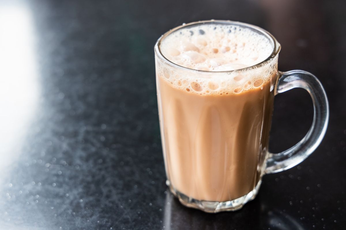 Arbata su pienu: kuo ji naudinga ir kaip ją paruošti