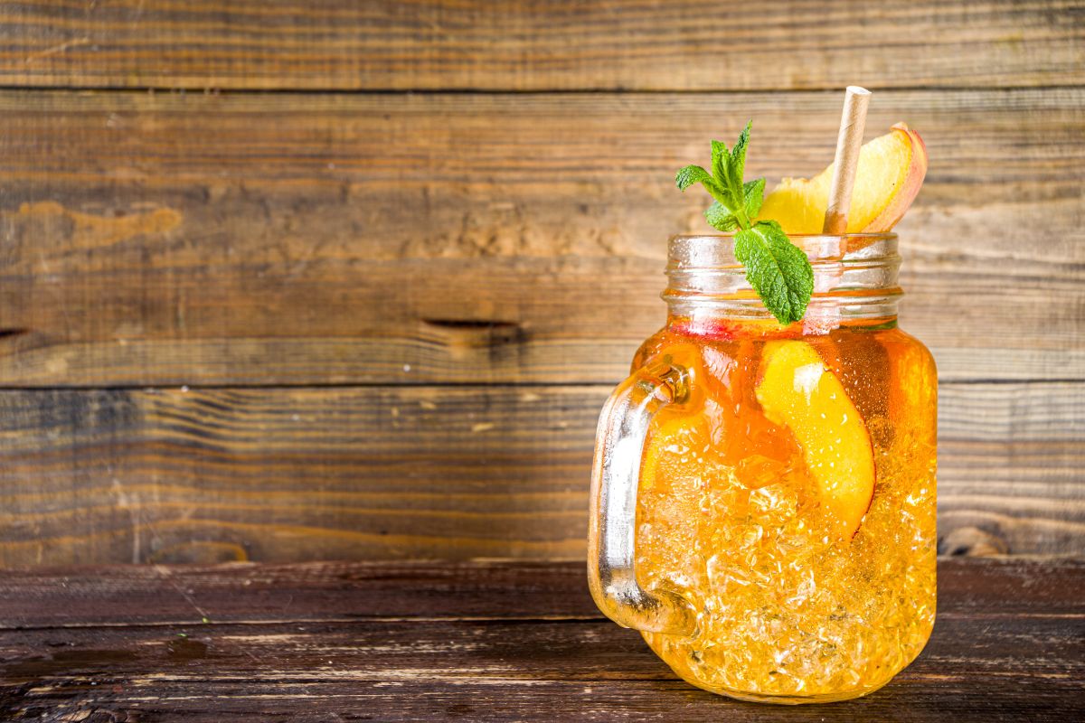 Persikų arbata ne tik aromatinga ir skani, bet ir naudinga
