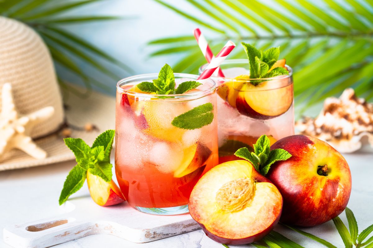 Persikų arbata ne tik aromatinga ir skani, bet ir naudinga